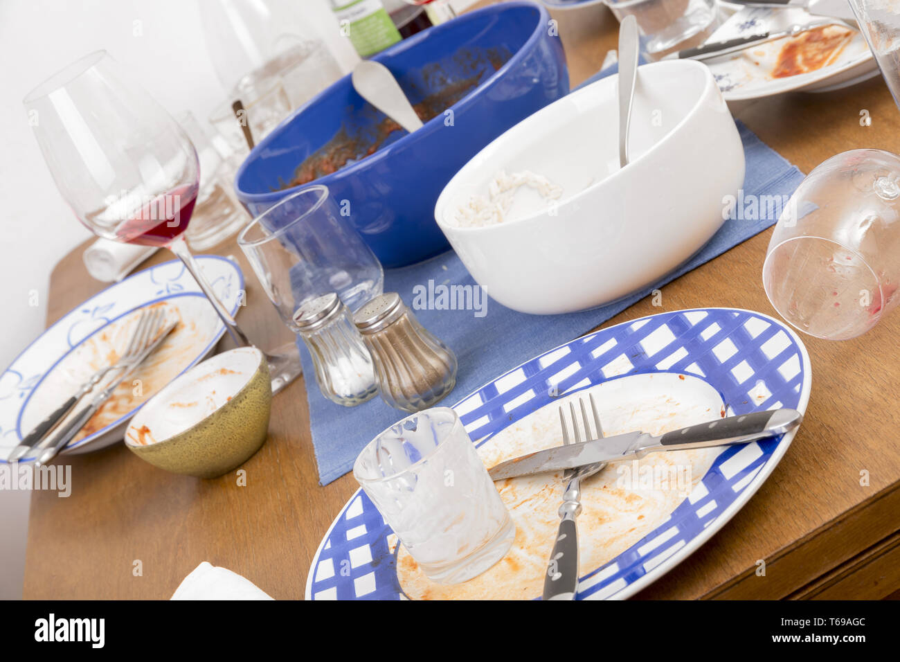 Dirty dinner table hi-res stock photography and images - Alamy