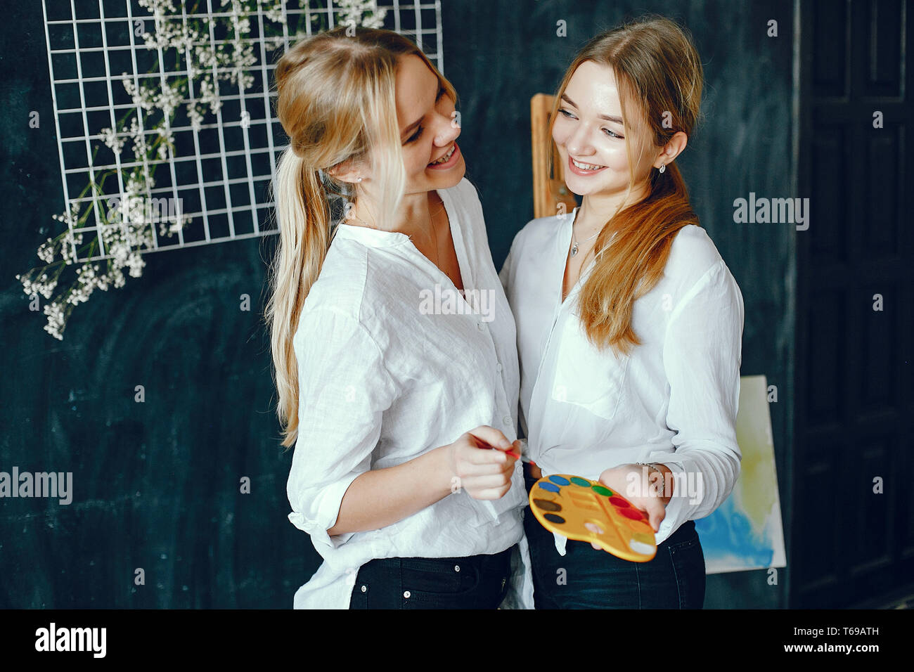 Mom drawing hi-res stock photography and images - Alamy