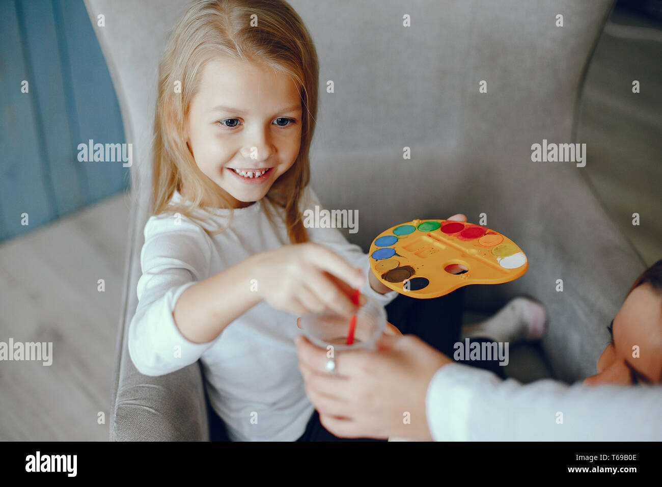 Beautiful mom and daughter are drawing Stock Photo - Alamy