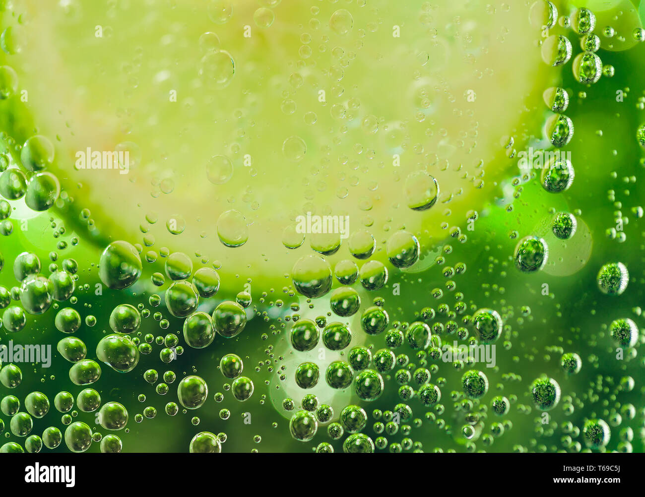 lemon in sparcle water drops Stock Photo - Alamy