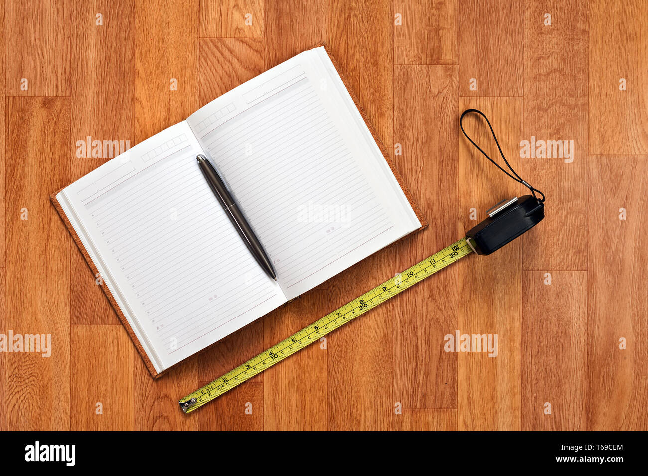 Office table with notepad hi-res stock photography and images - Alamy