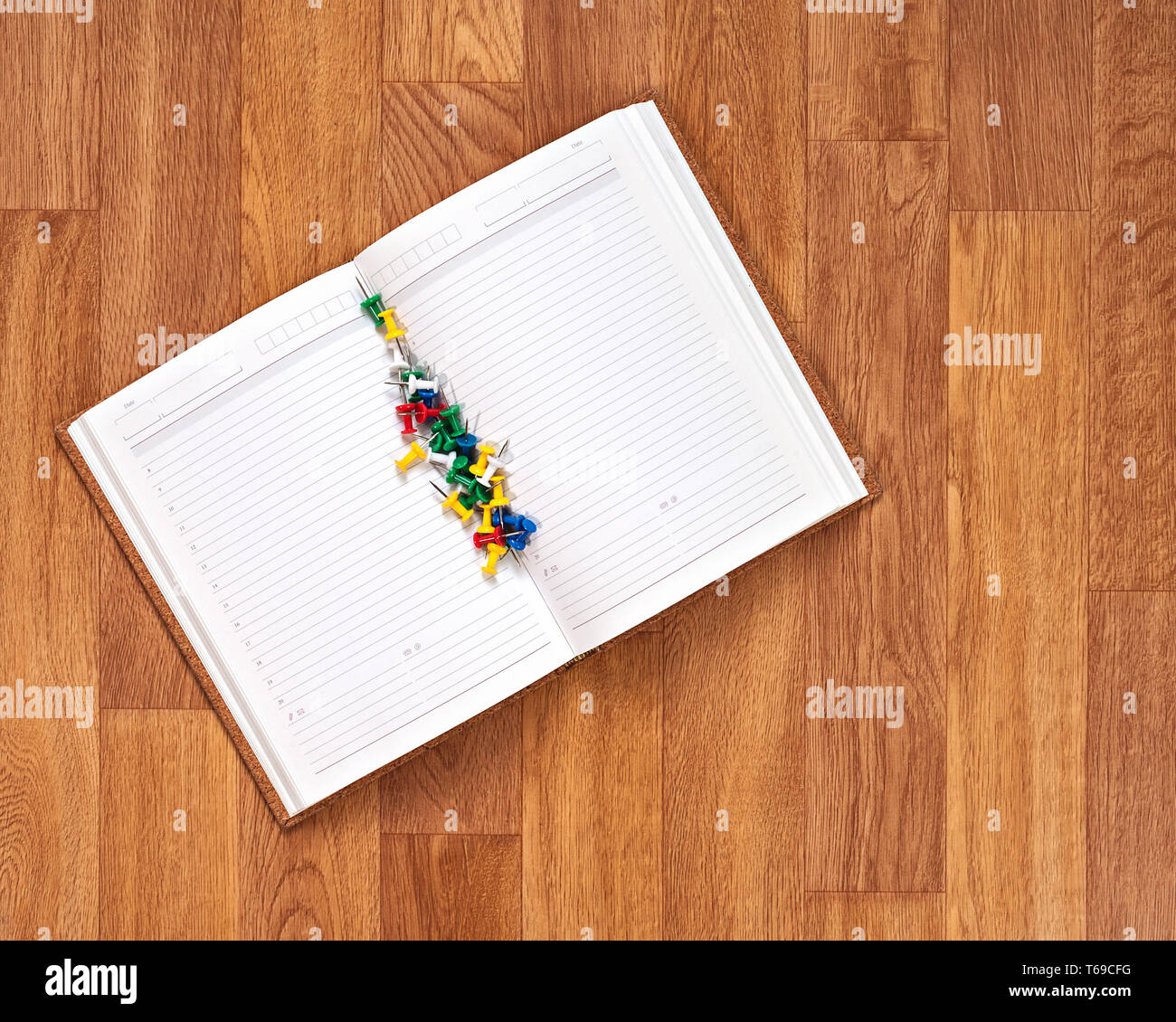 Office table with notepad hi-res stock photography and images - Alamy