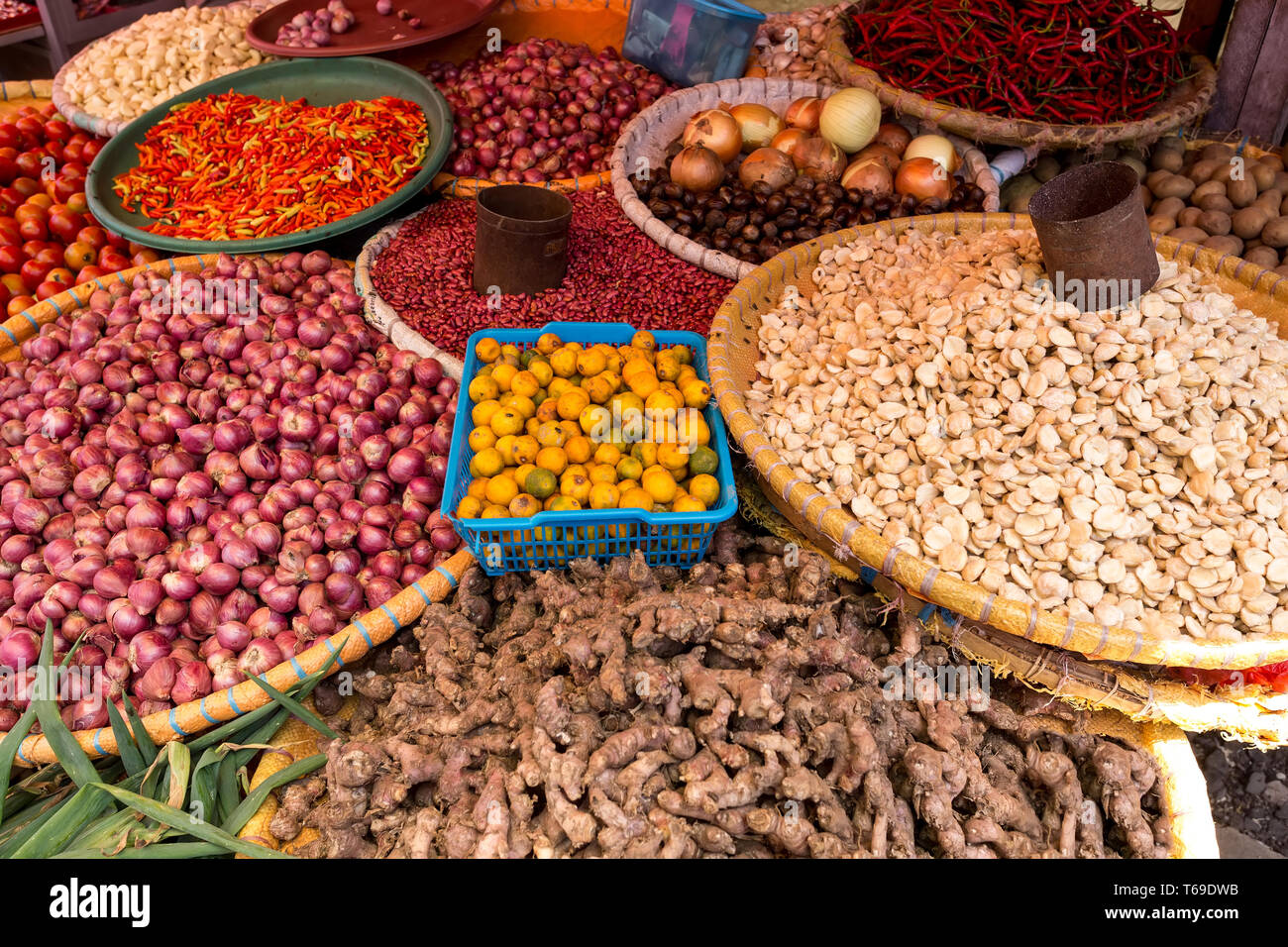 Tomohon market hi-res stock photography and images - Alamy
