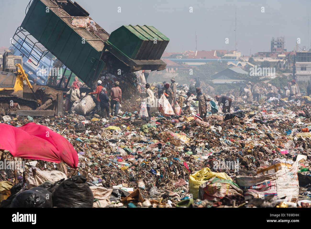 Stung meanchey garbage dump hi-res stock photography and images - Alamy