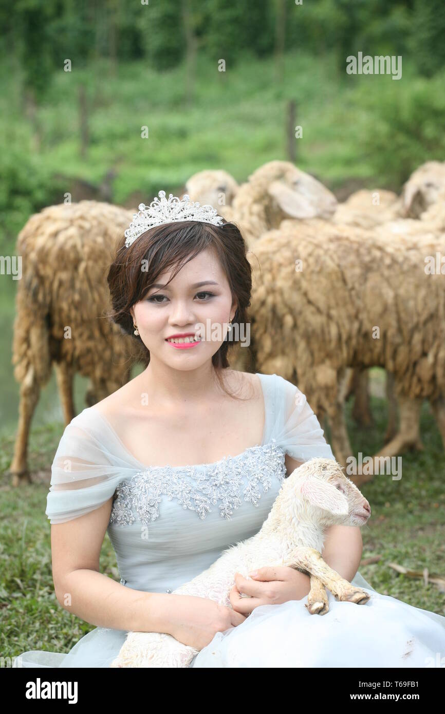 Smiling brides hi-res stock photography and images - Alamy