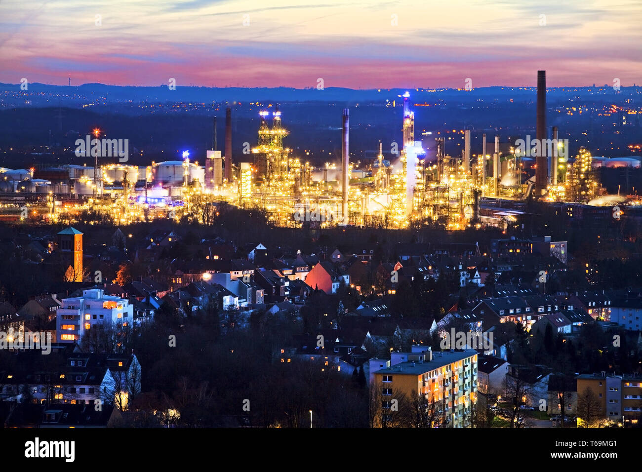 settlement and oil refinery in twilight, Gelsenkirchen, Ruhr Area ...