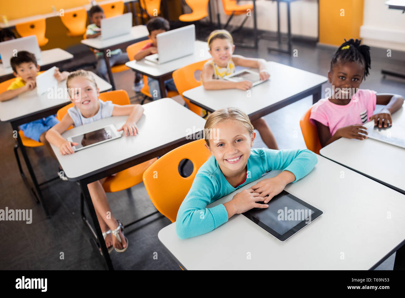 Pupils tablet class hi-res stock photography and images - Alamy