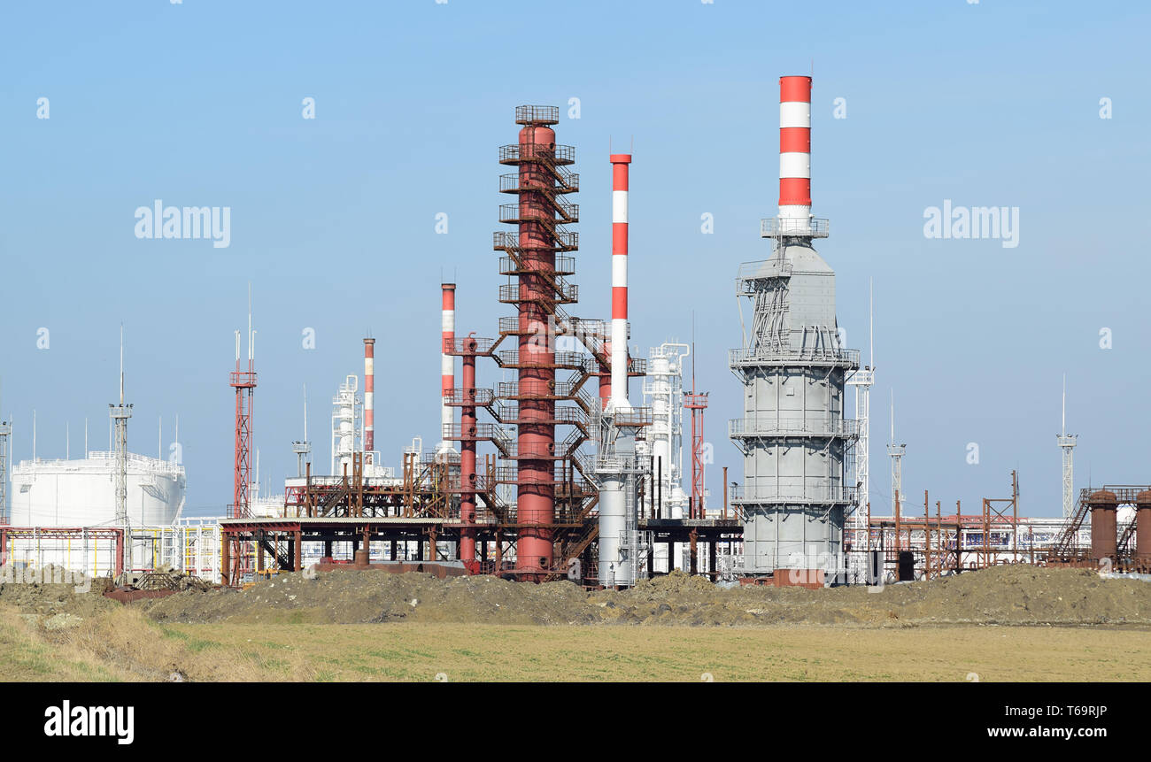 Crude oil refinery distillation column hi-res stock photography and ...