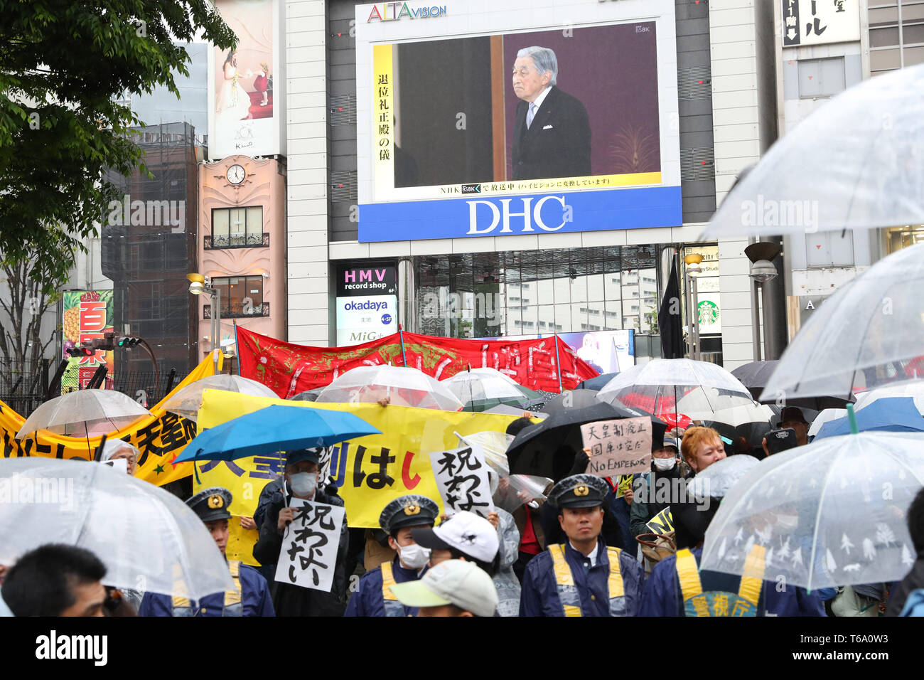 Tokyo, Japan. 30th Apr, 2019. People watch a large screen showing Japan ...