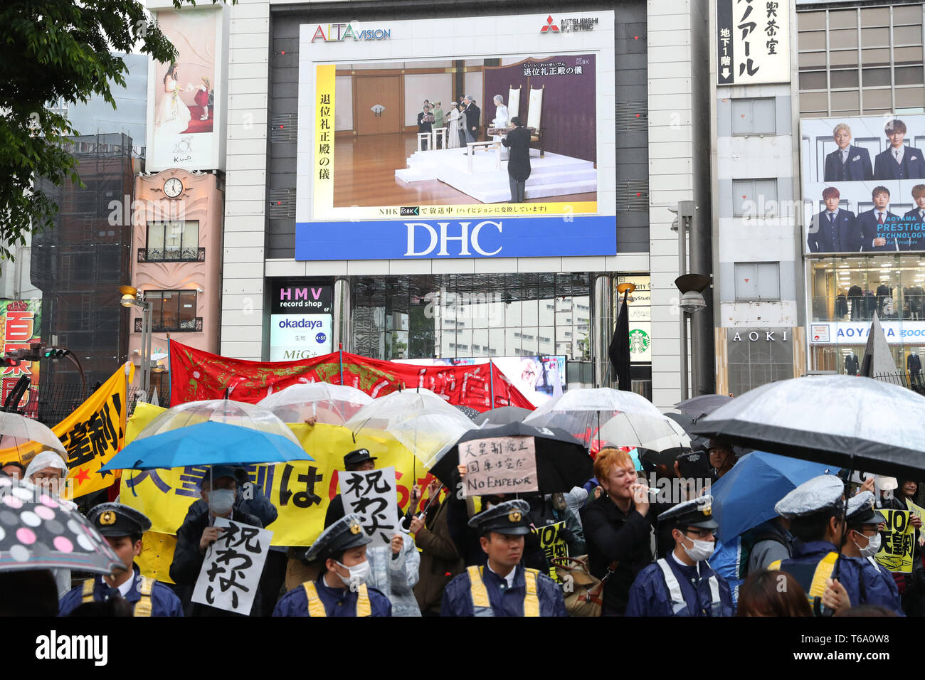 Tokyo, Japan. 30th Apr, 2019. People watch a large screen showing Japan ...