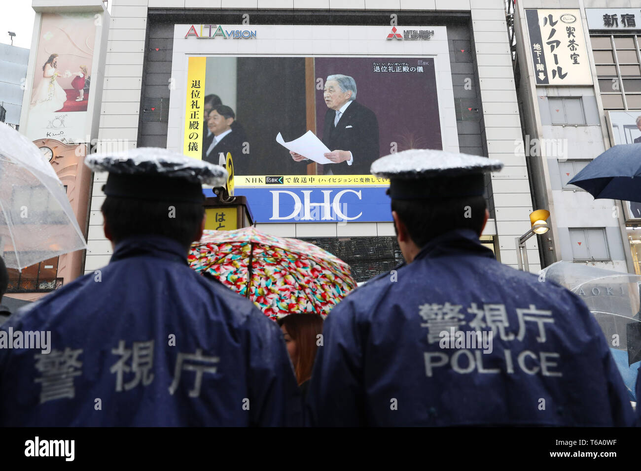 Tokyo, Japan. 30th Apr, 2019. People watch a large screen showing Japan ...