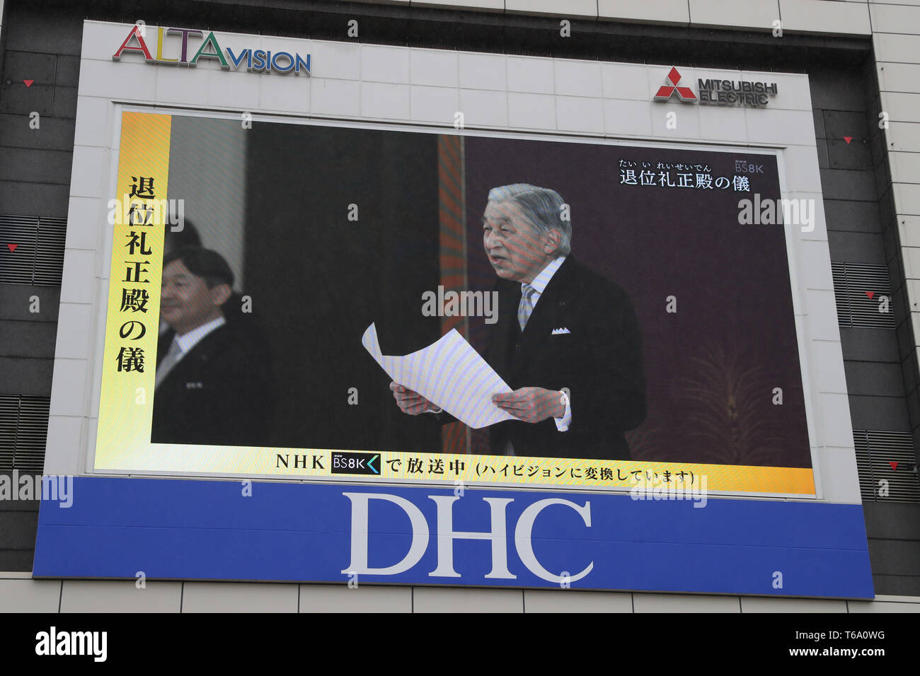 Tokyo, Japan. 30th Apr, 2019. People watch a large screen showing Japan ...
