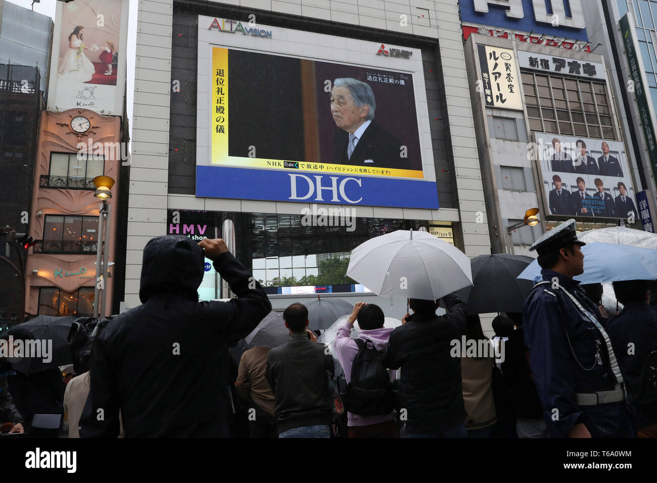 Tokyo, Japan. 30th Apr, 2019. People watch a large screen showing Japan ...