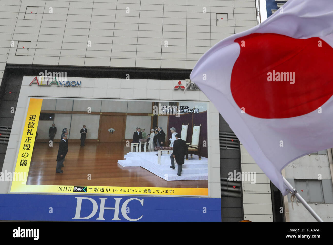 Tokyo, Japan. 30th Apr, 2019. People watch a large screen showing Japan ...