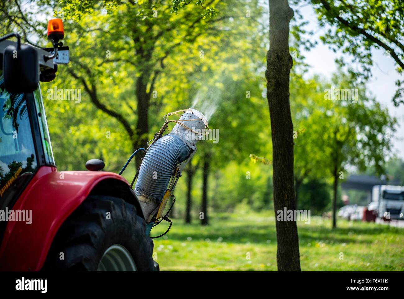 Heek, Germany. 30th Apr, 2019. On behalf of Straßen.NRW, a tractor of a ...