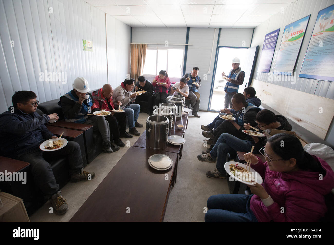 (190430) -- DAOCHENG, April 30, 2019 (Xinhua) -- Researchers and ...