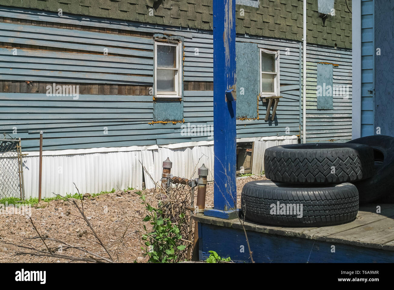 Run down housing hi-res stock photography and images - Alamy