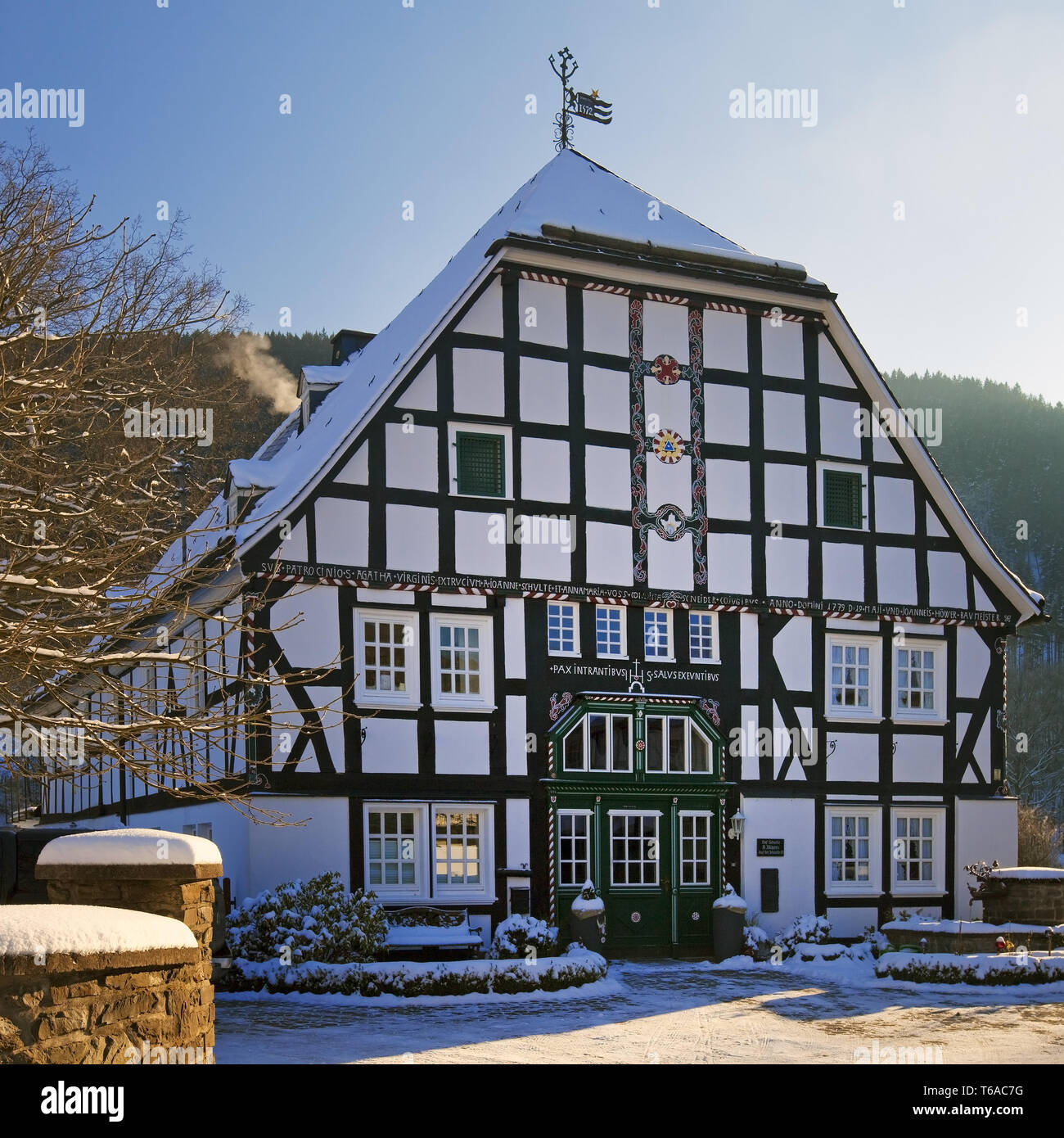 Timber framed house hi-res stock photography and images - Alamy