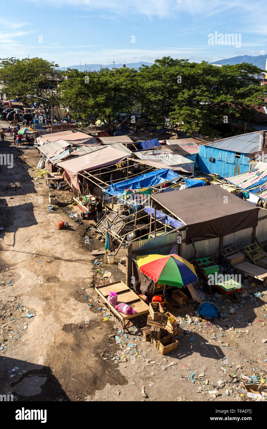 poor houses by the river in shantytown Stock Photo - Alamy