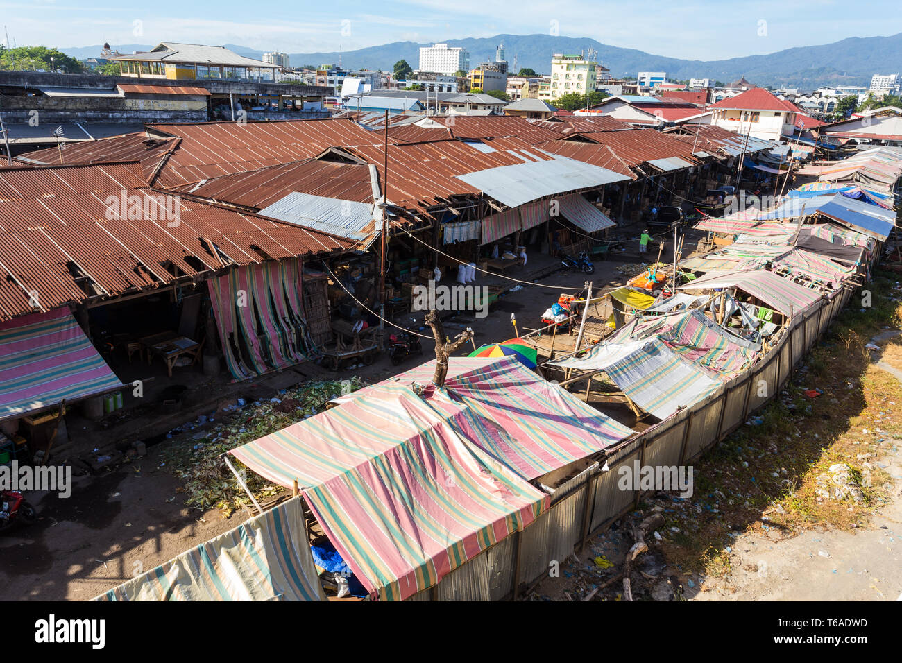 poor houses by the river in shantytown Stock Photo - Alamy