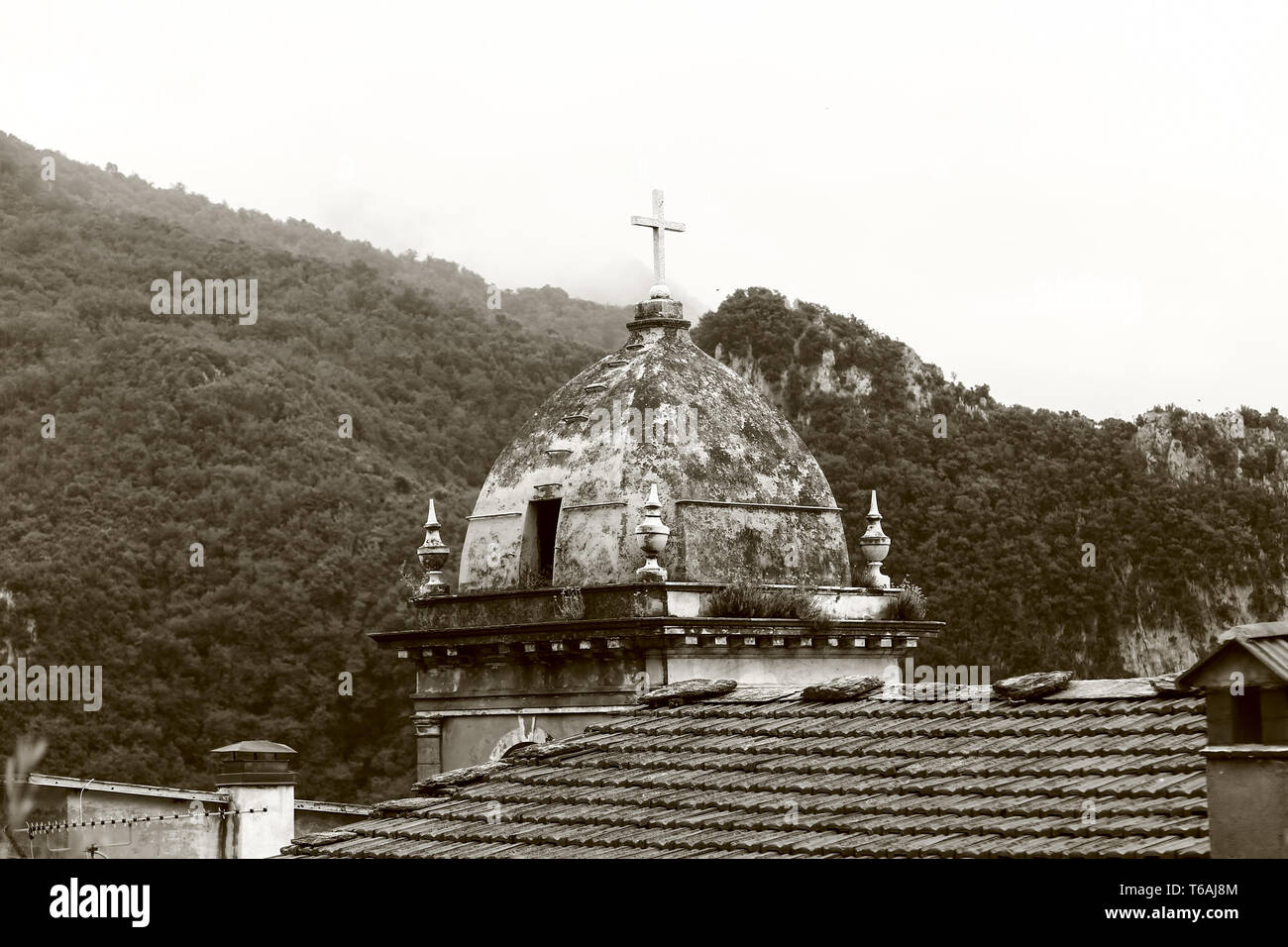 Italian village church hi-res stock photography and images - Alamy
