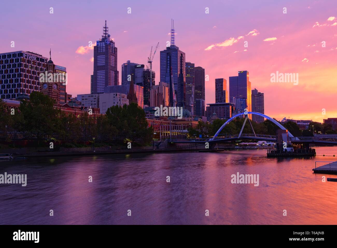 Melbourne city skyline and Flinders Street Station across Yarra River ...