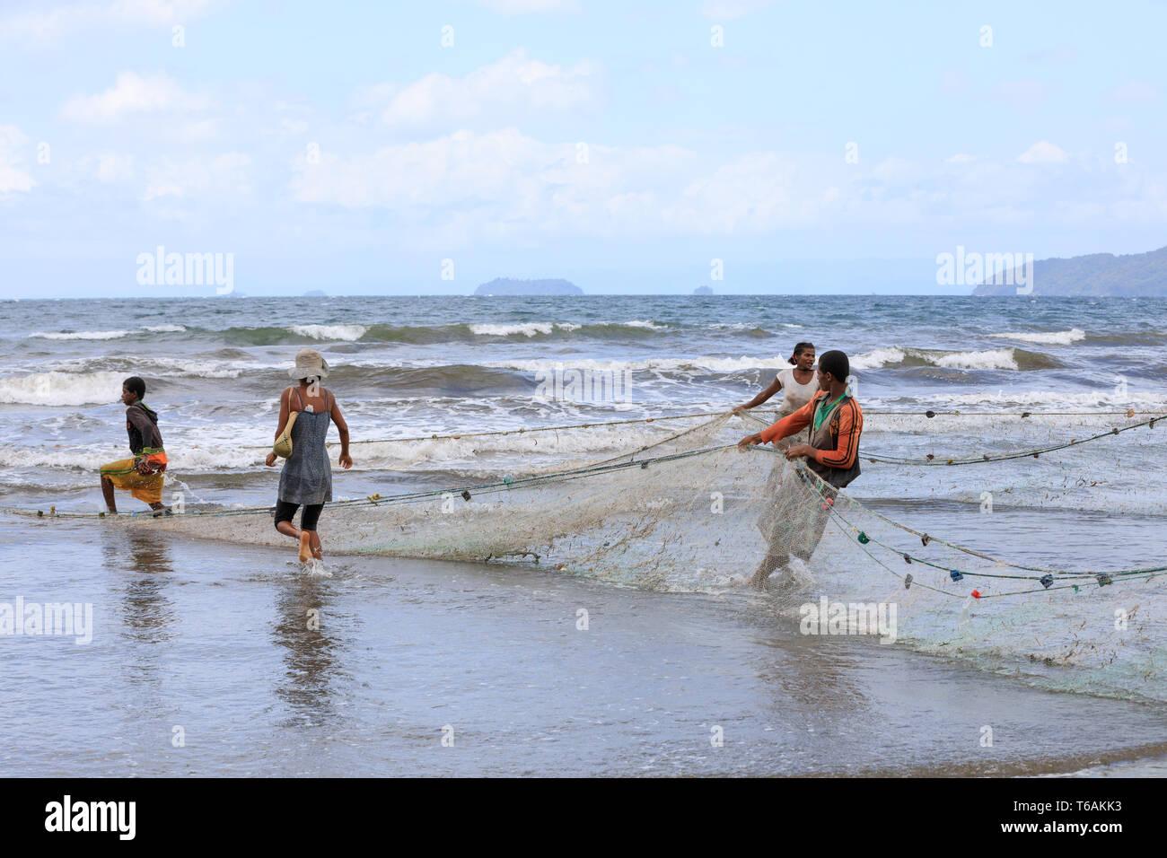 Native Malagasy fishermen fishing on sea, Madagascar Stock Photo - Alamy