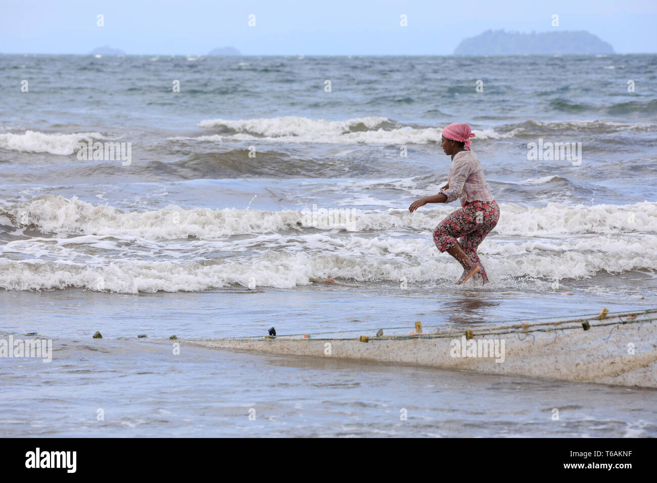 Native Malagasy fishermen fishing on sea, Madagascar Stock Photo - Alamy