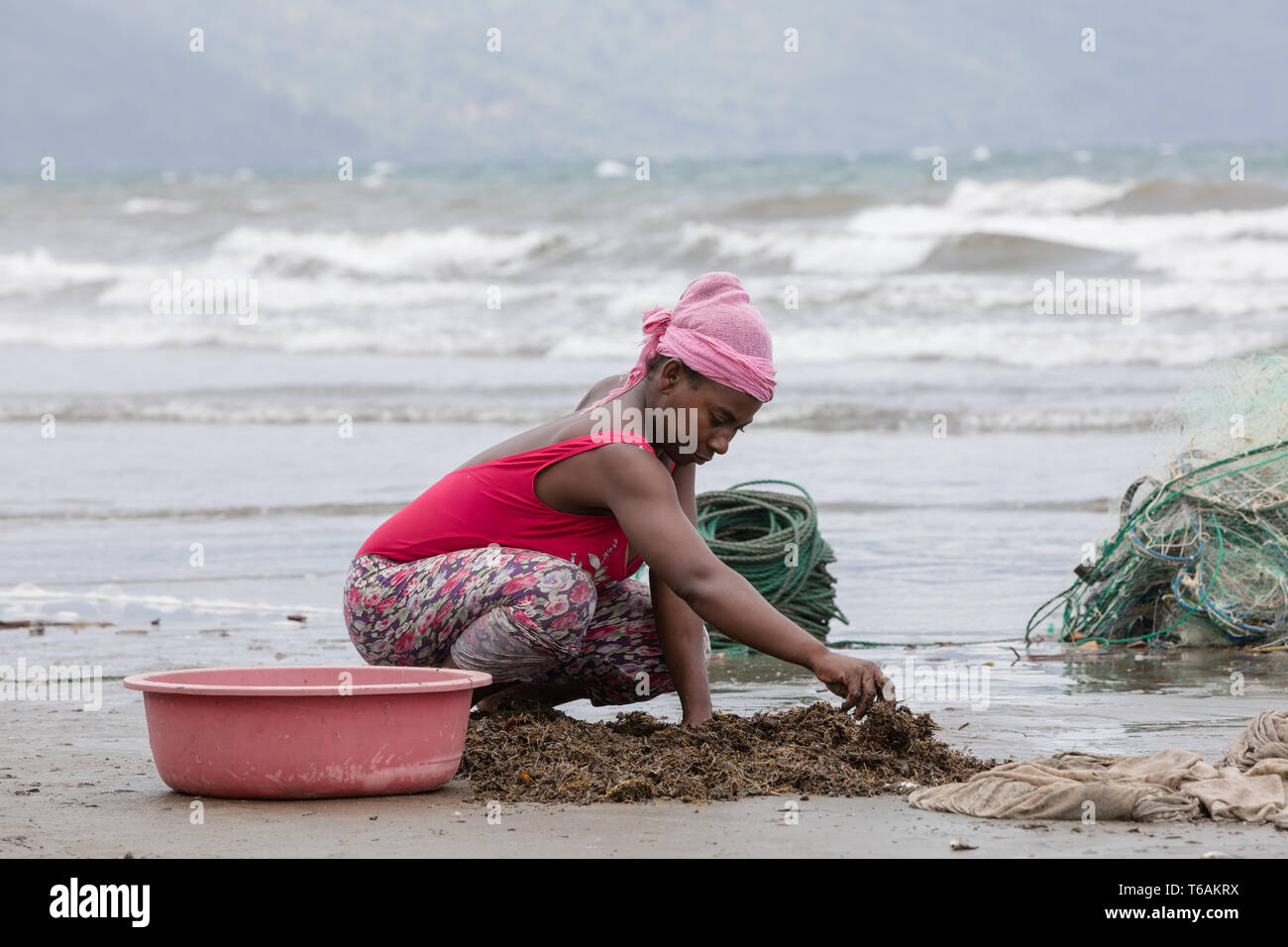 Native Malagasy fishermen fishing on sea, Madagascar Stock Photo - Alamy