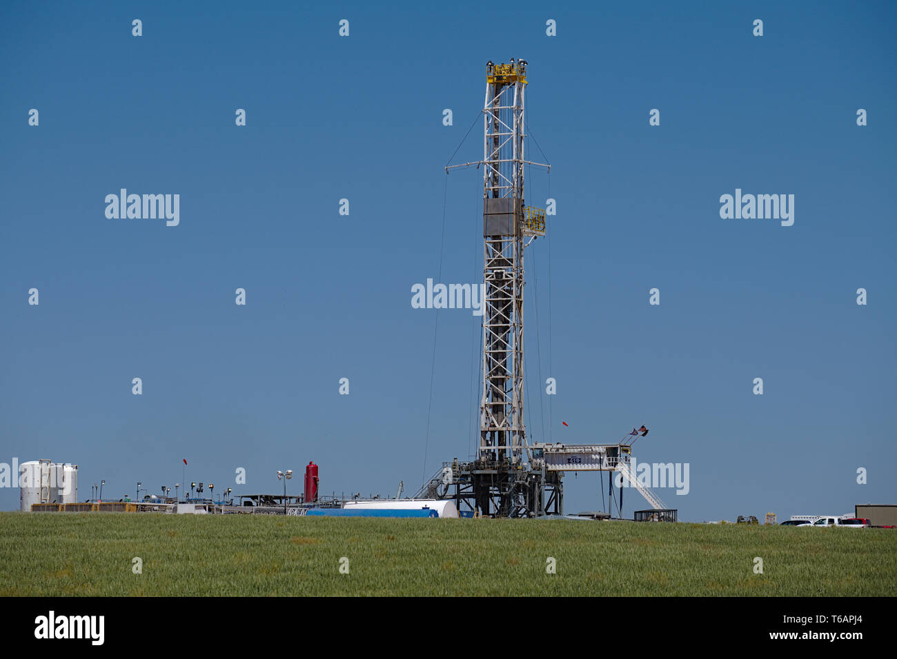 Onshore oil rig hi-res stock photography and images - Alamy