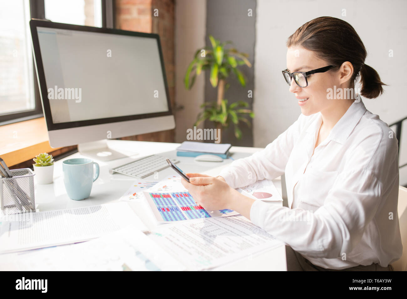 Financial analyst hi-res stock photography and images - Alamy