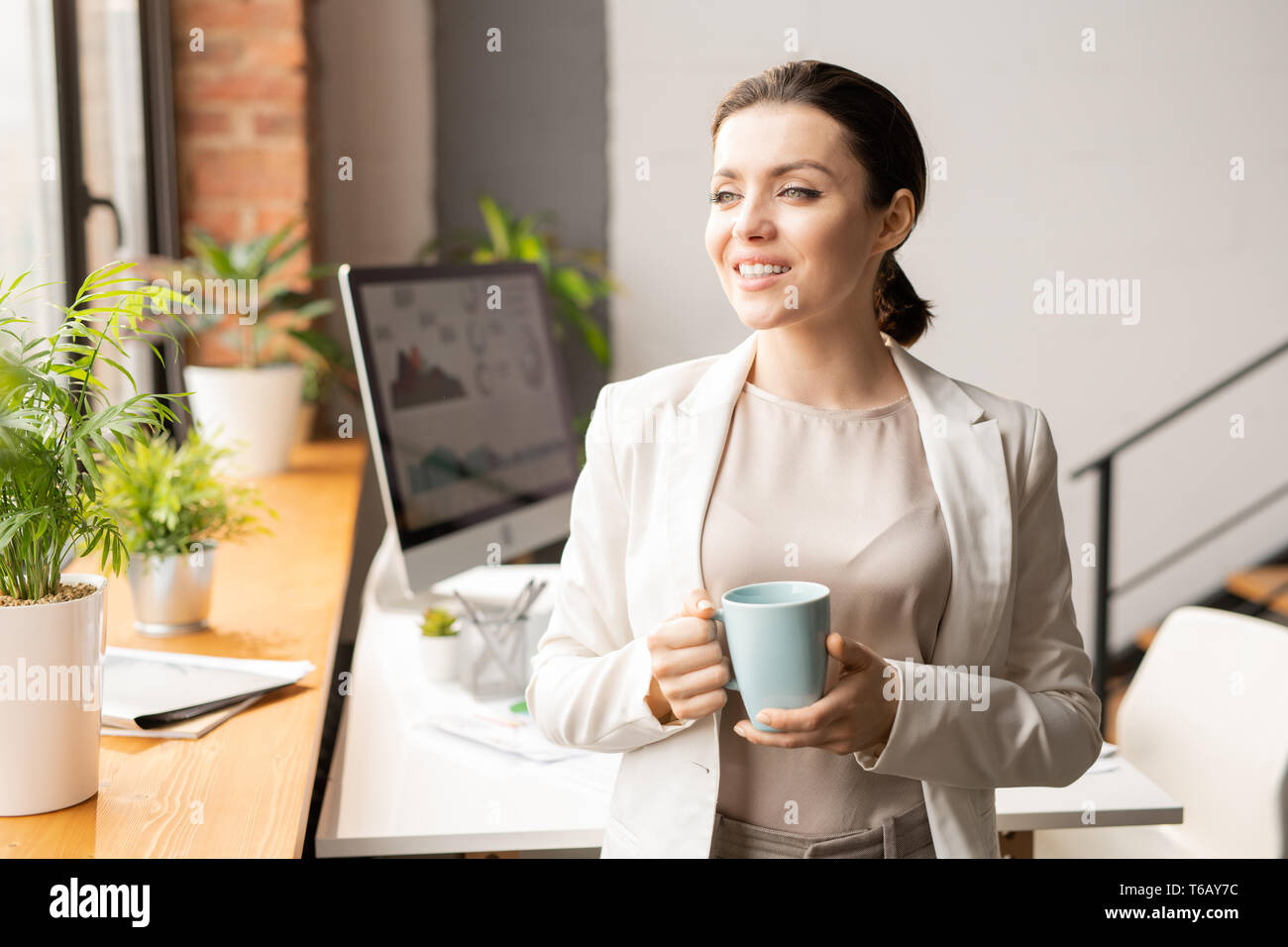 Work break elegant woman enjoying hi-res stock photography and images ...