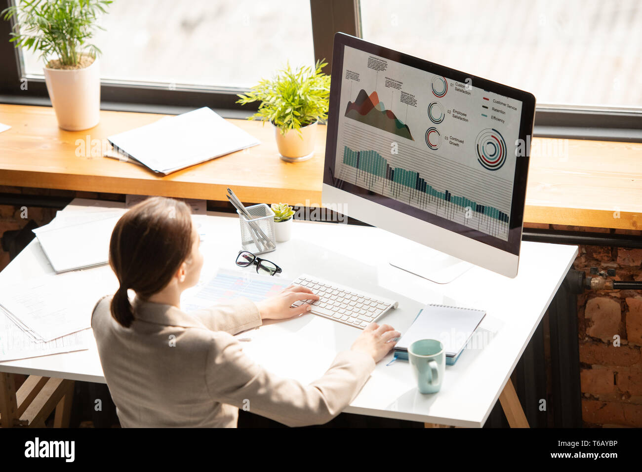 Analyzing charts and diagrams Stock Photo - Alamy