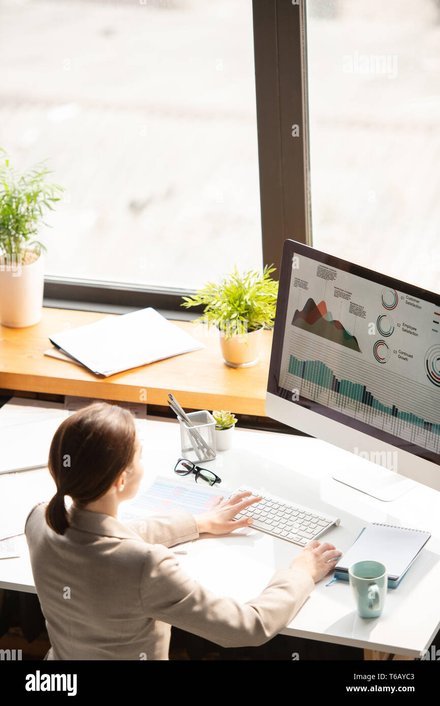 Analyst by computer screen Stock Photo - Alamy