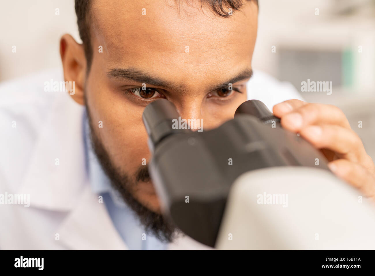Dna microscope man hi-res stock photography and images - Alamy