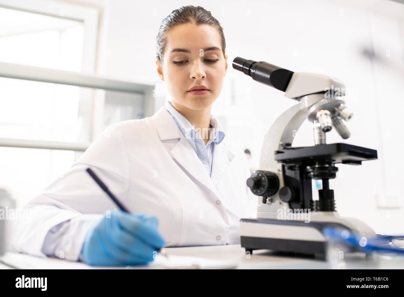 Science research desk hi-res stock photography and images - Alamy