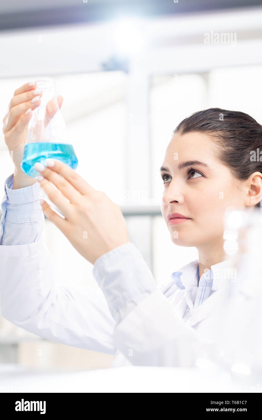 Liquid in flask hi-res stock photography and images - Alamy