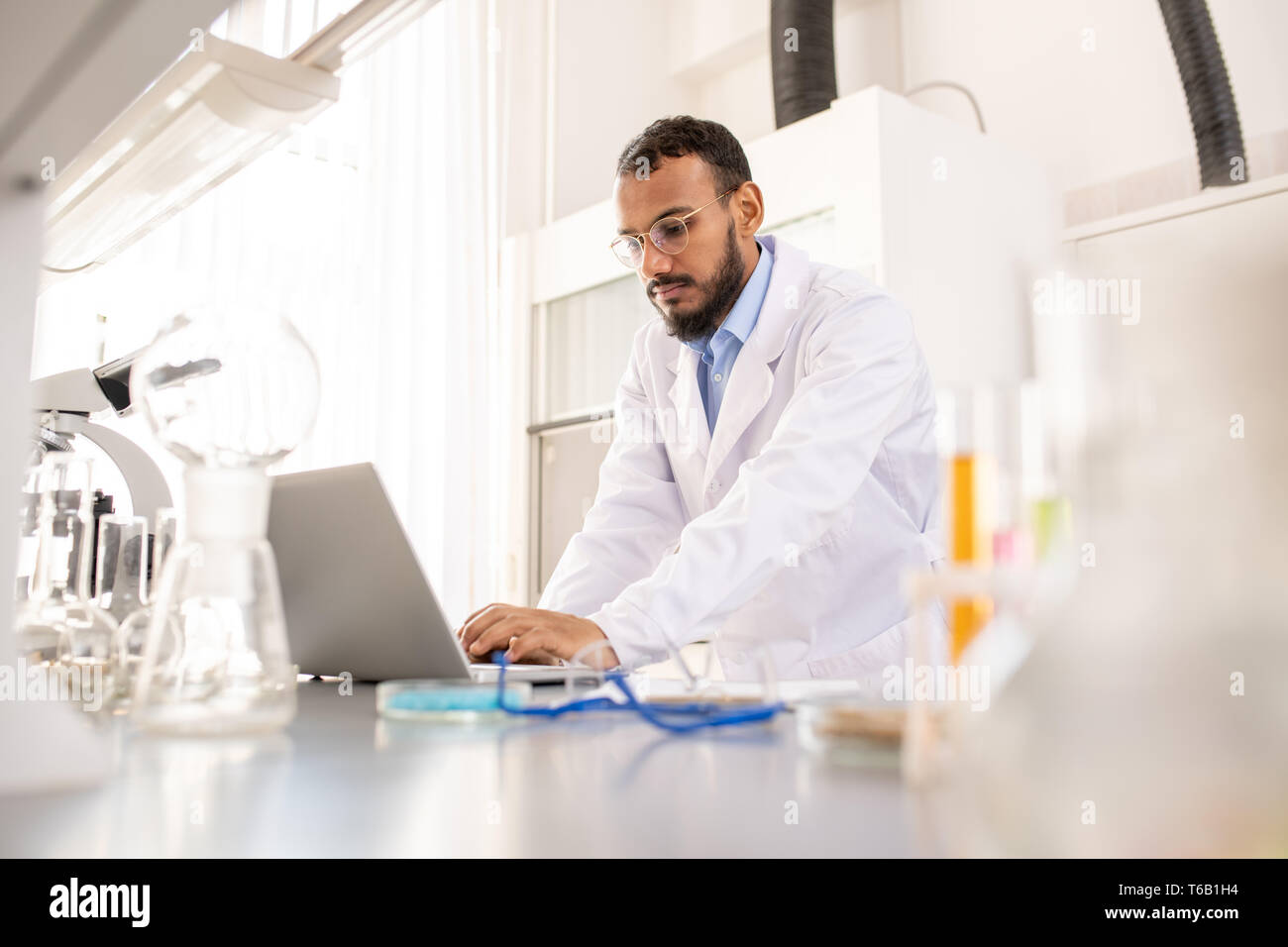 Typing research hi-res stock photography and images - Alamy