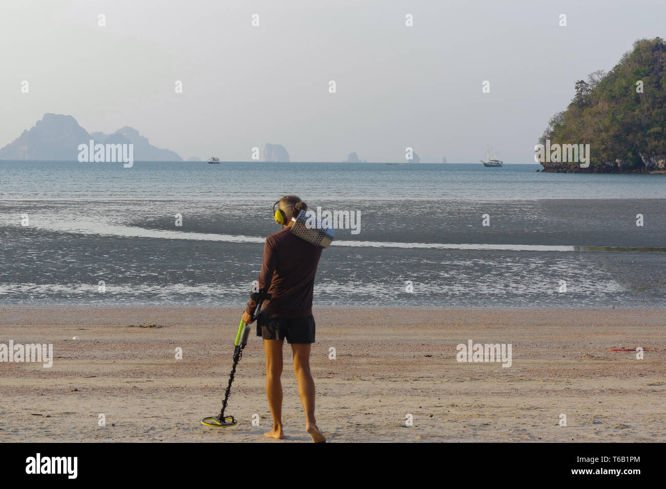 Treasure on the beach hi-res stock photography and images - Alamy
