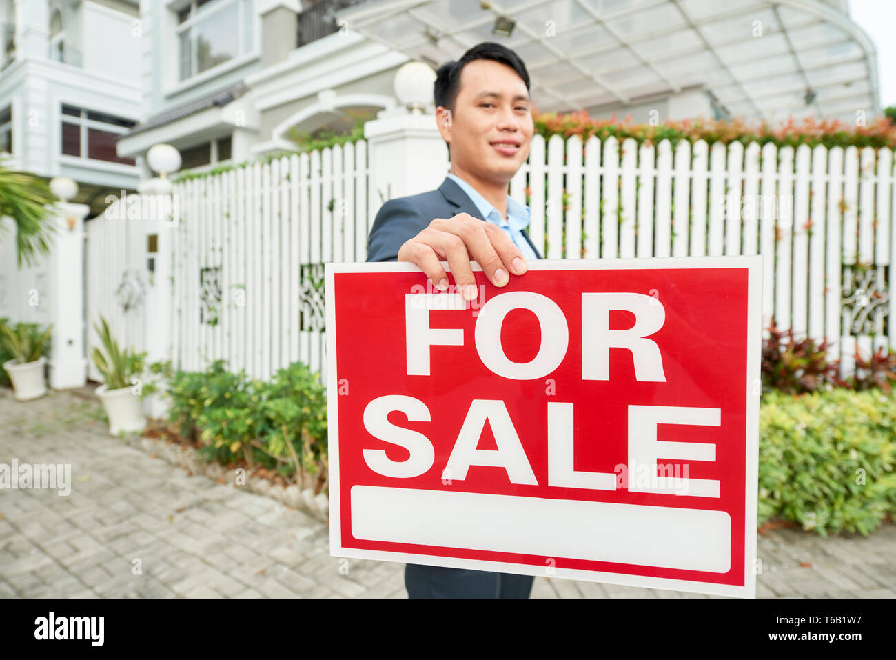 House salesman hi-res stock photography and images - Alamy