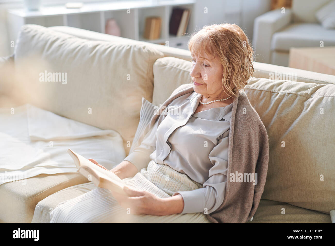 Senior reading book hi-res stock photography and images - Alamy