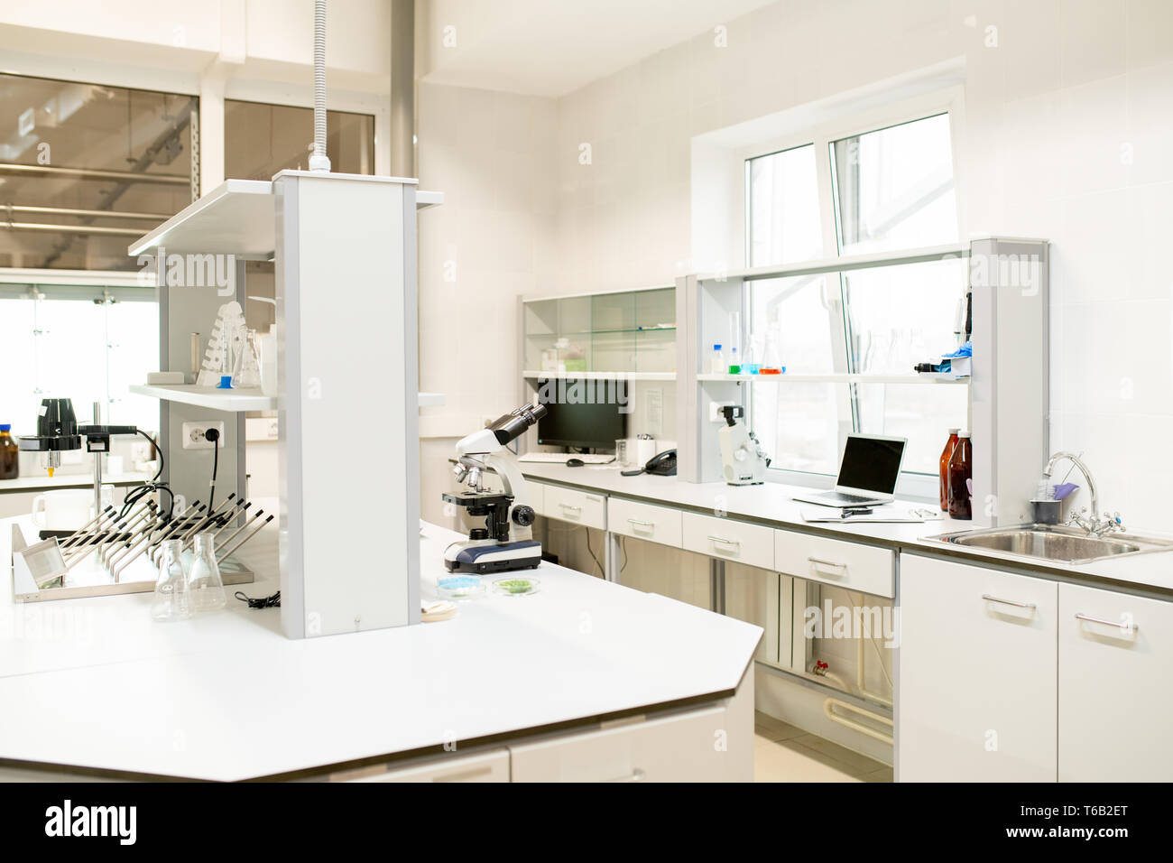 Modern chemical laboratory experiment hi-res stock photography and ...