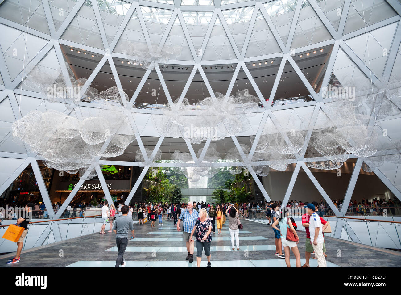 28.04.2019, Singapore, Republic of Singapore, Asia - Visitors inside ...