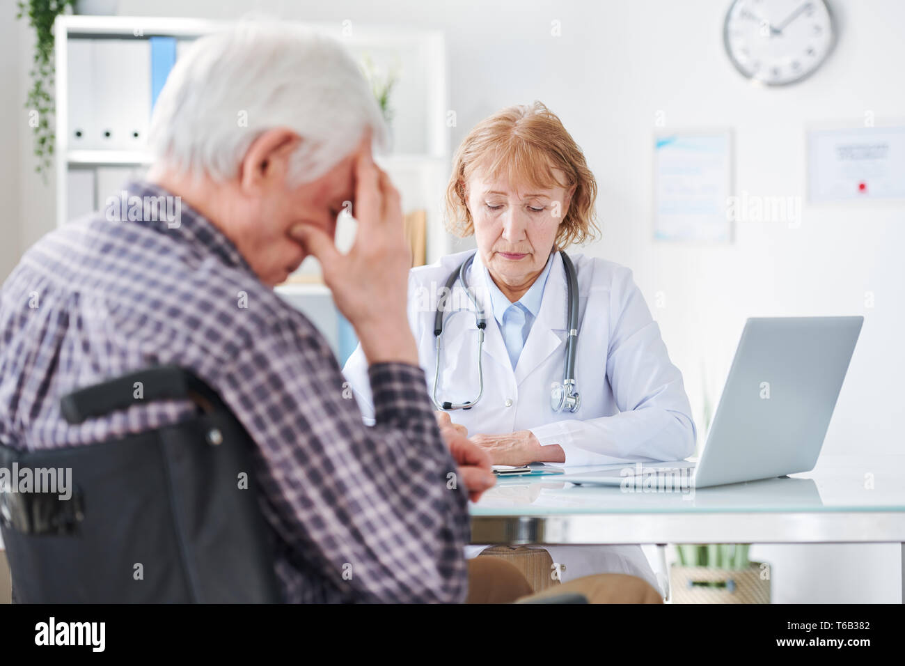 Doctor at work Stock Photo - Alamy