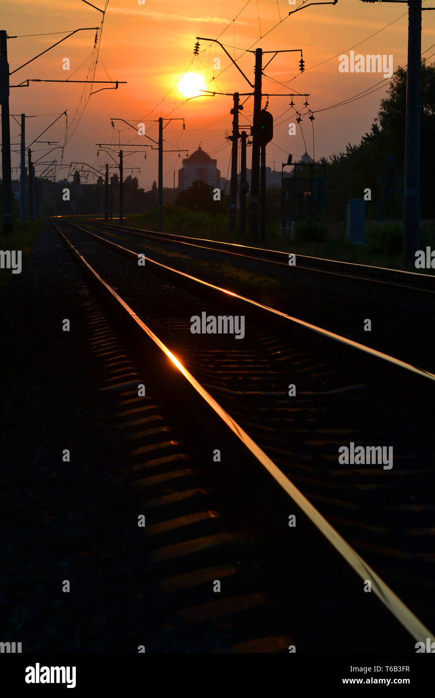 Railroad tracks sunrise hi-res stock photography and images - Alamy