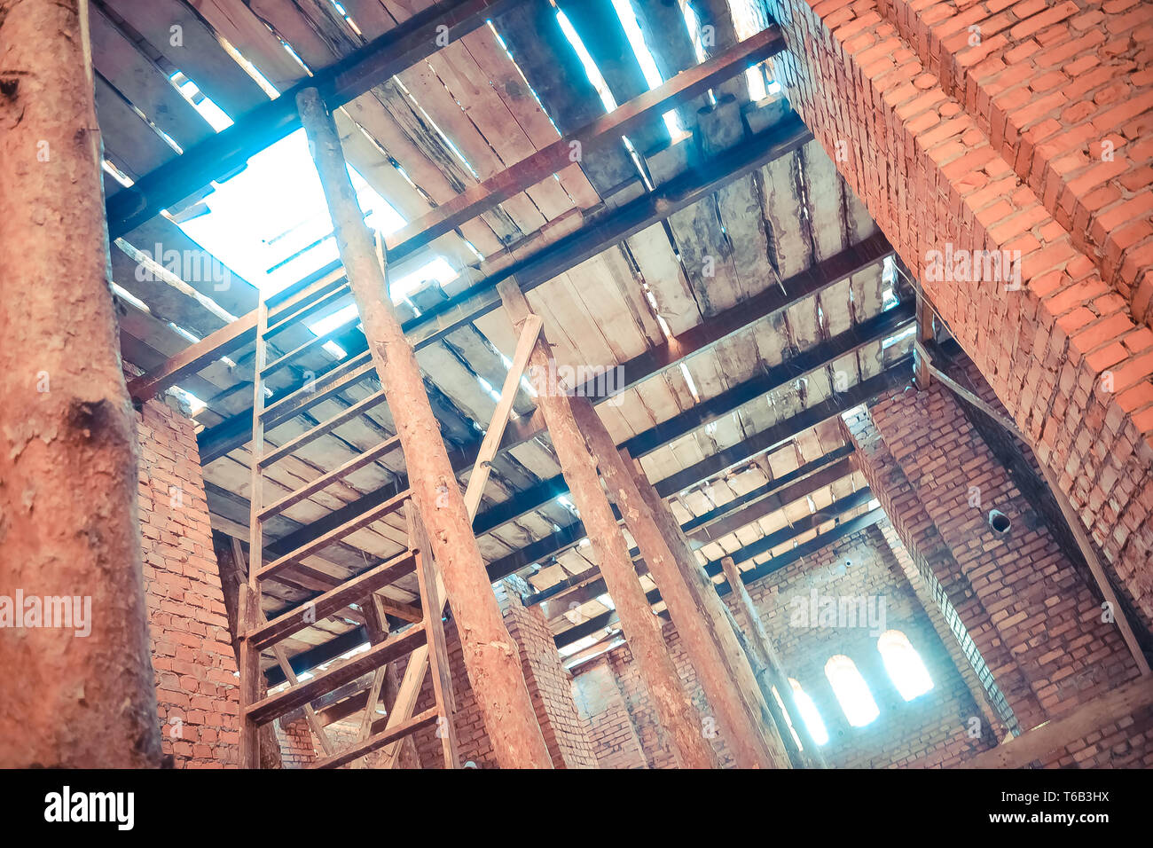Wood beam support hi-res stock photography and images - Alamy