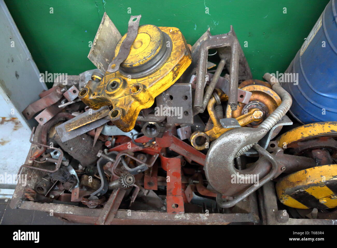 Pile of scrap metal Stock Photo - Alamy