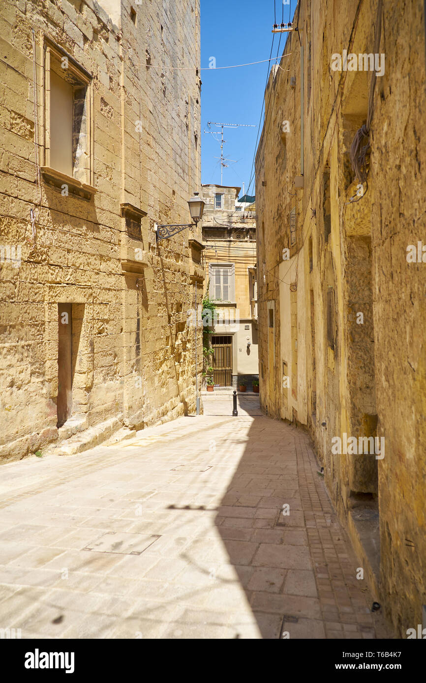 The narrow street of the old capital Vittoriosa (Birgu), Malta Stock ...