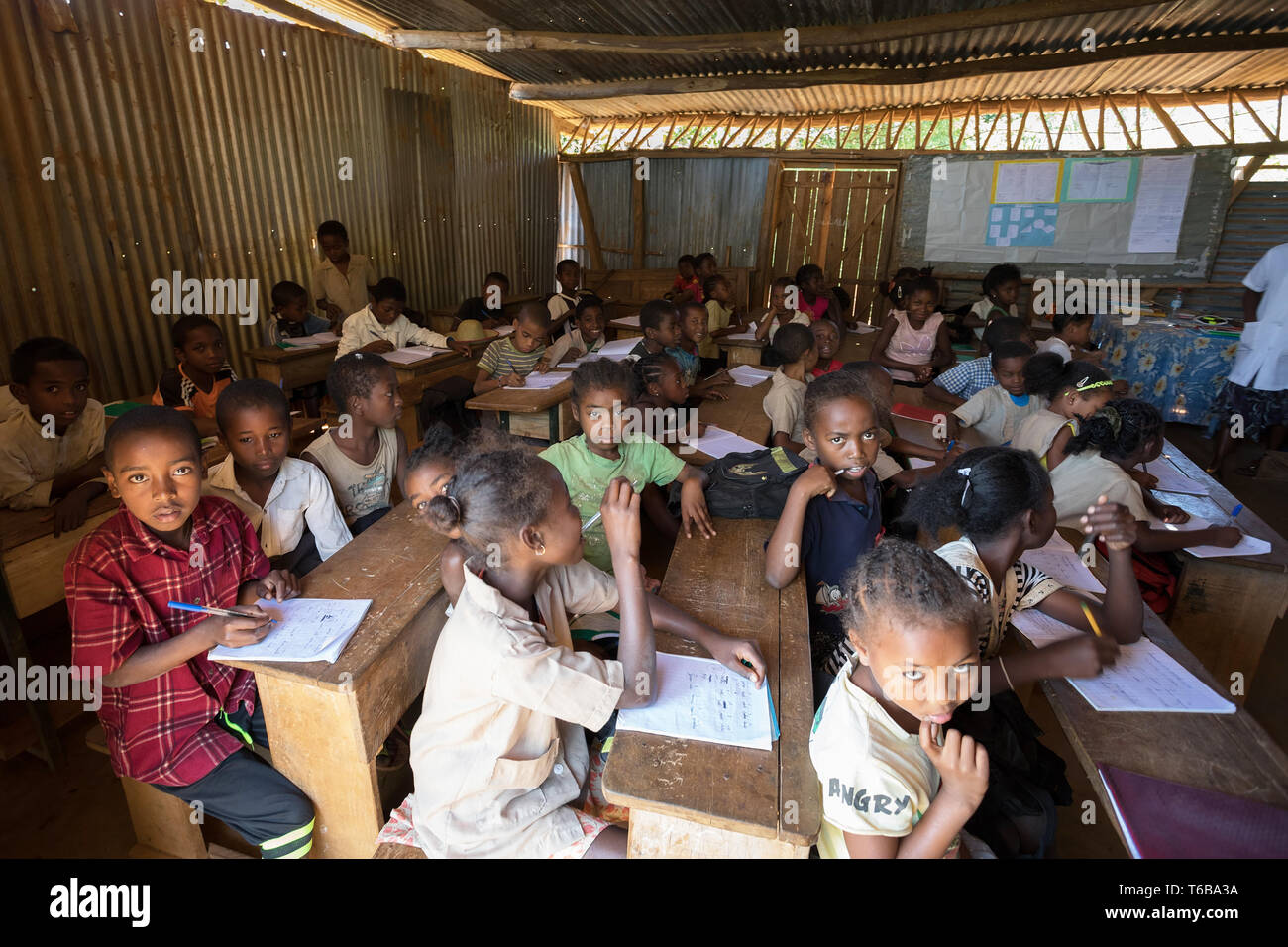 Children in classroom hi-res stock photography and images - Alamy