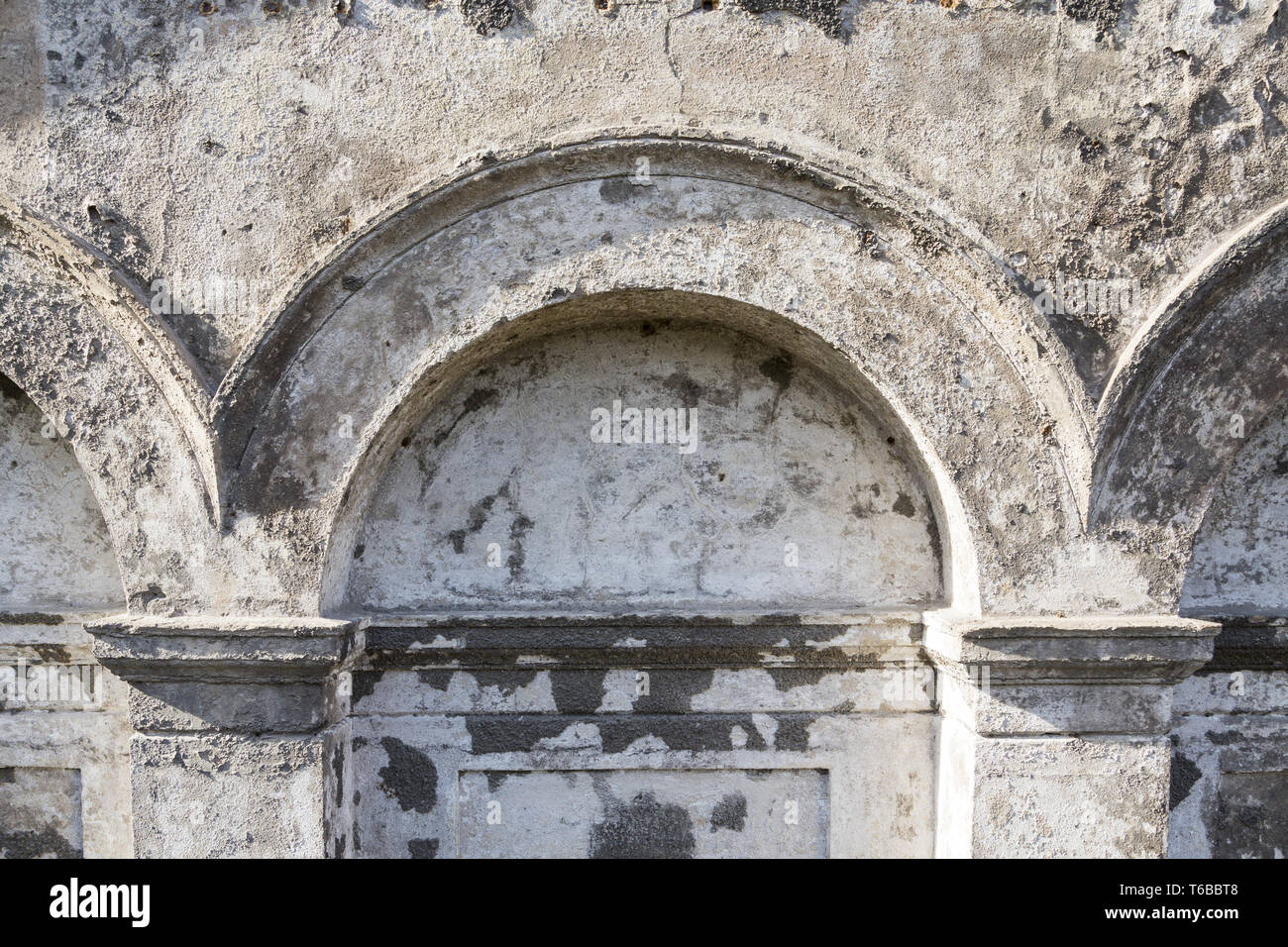 Old wall and arch hi-res stock photography and images - Alamy